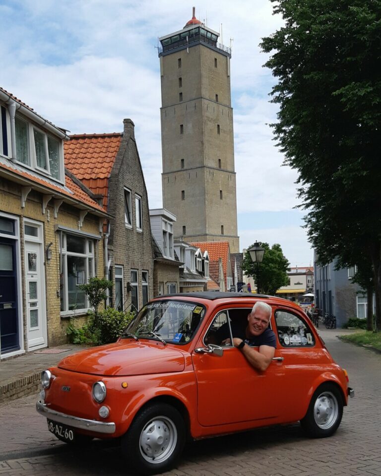 Tomaatje, de rode Fiat 500 van clubvoorzitter Johan van der Goot ...